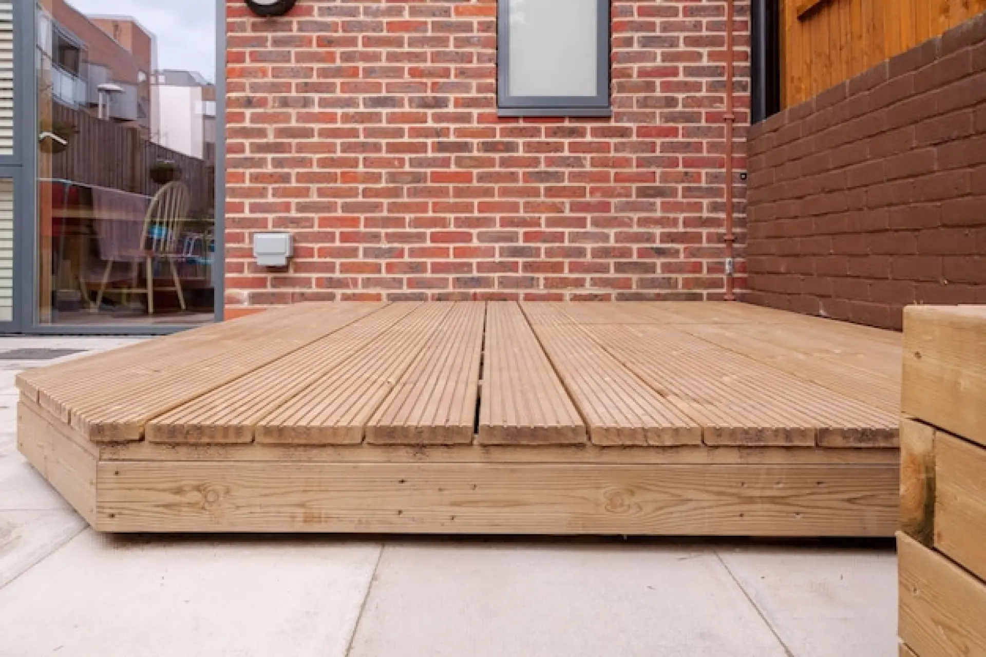 Choosing the Right Decking Material for Your Outdoor Space